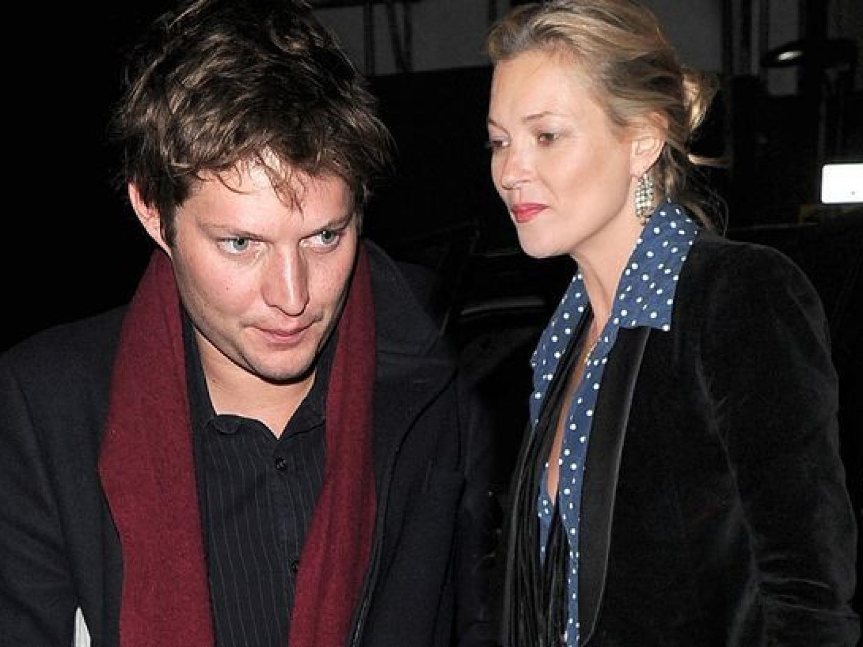 Kate Moss se divierte tras el intento de suicidio de su novio