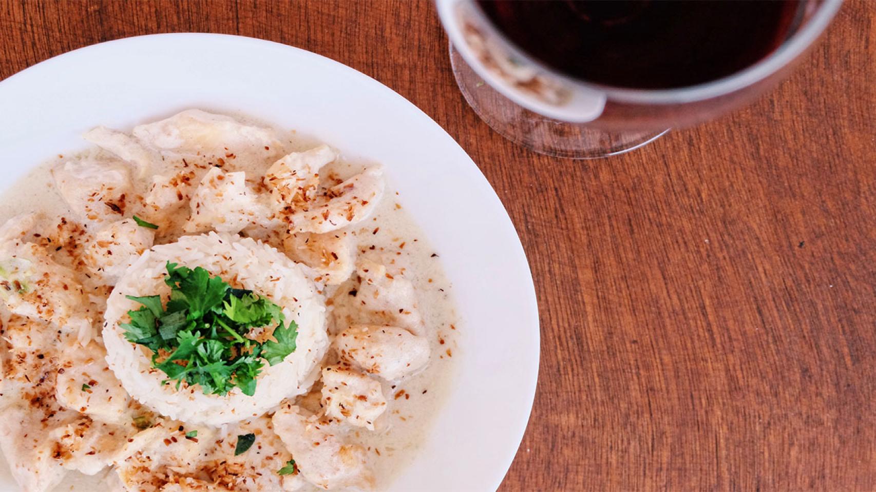 Pollo en crema de coco, una receta cargada de frescura y sabor tropical