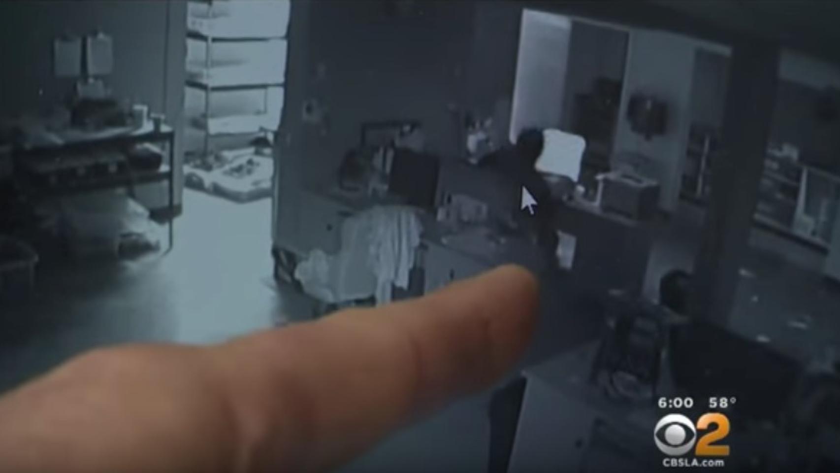 Un mendigo entra a robar pero se entretiene mirando porno y no tiene ...