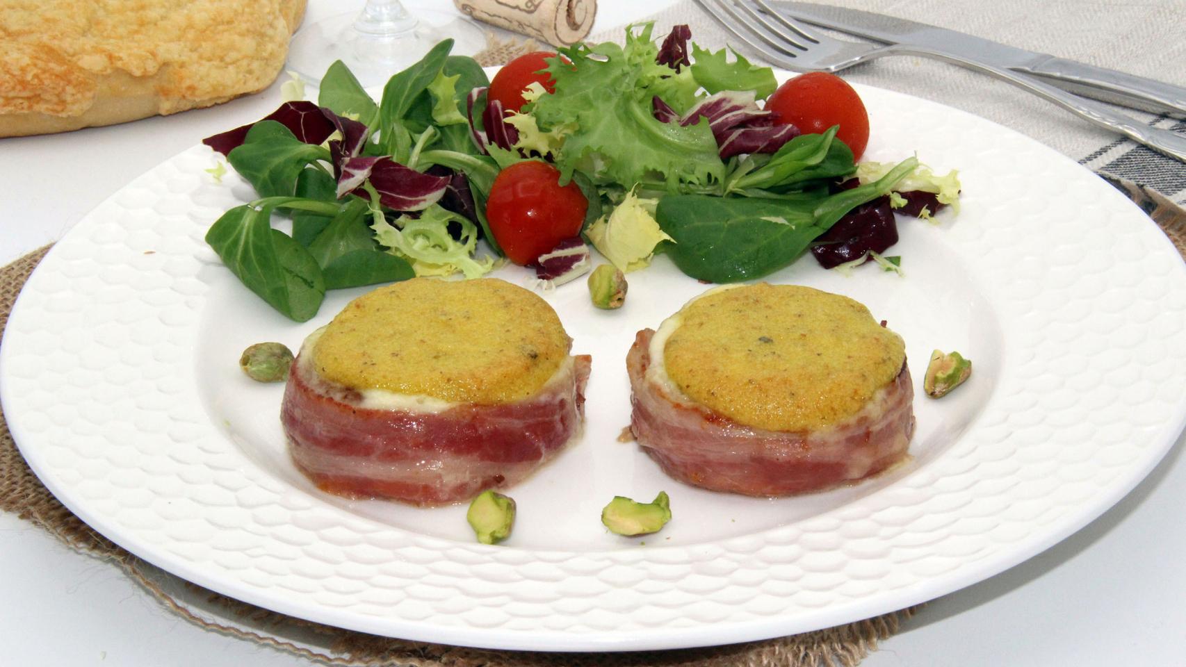 Solomillo de cerdo al horno con bacon y alioli de pistachos