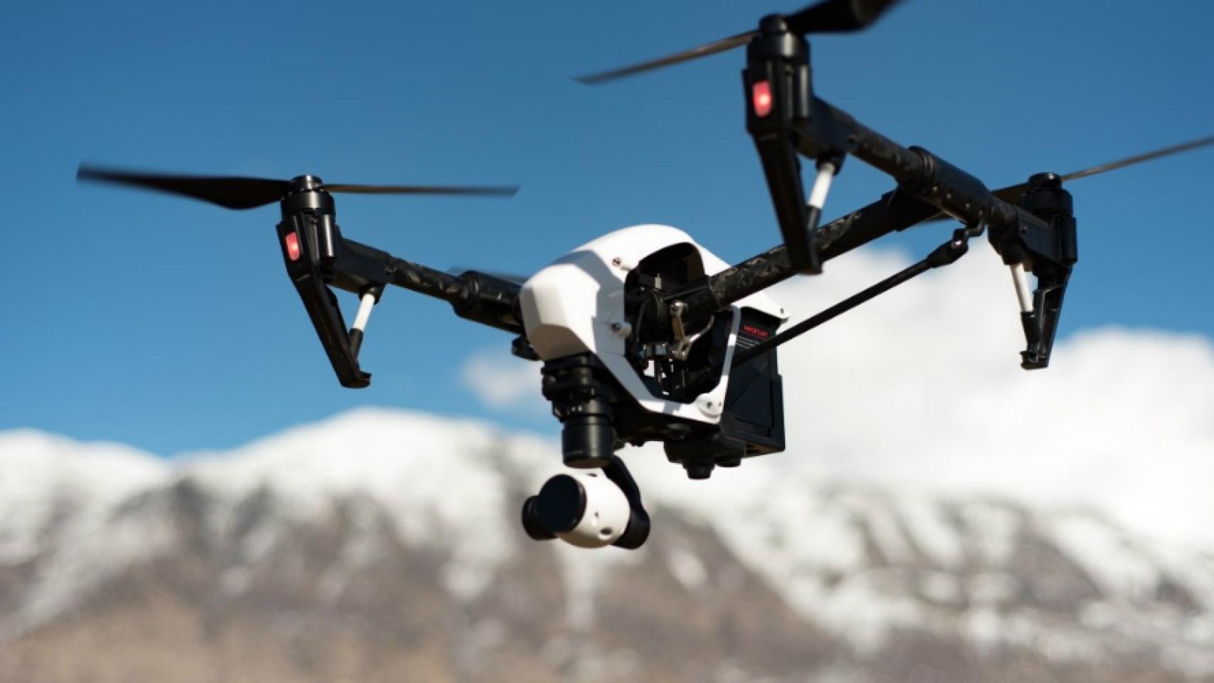 Derribar un drone que sobrevuela mi casa: ¿qué dice la ley?