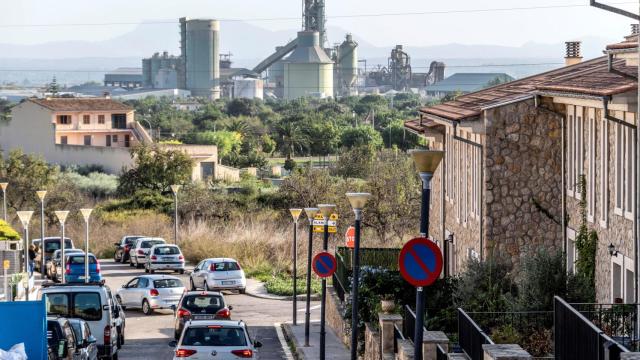 Cemex ofrece a los sindicatos recolocar al 90% de los afectados por el ERE