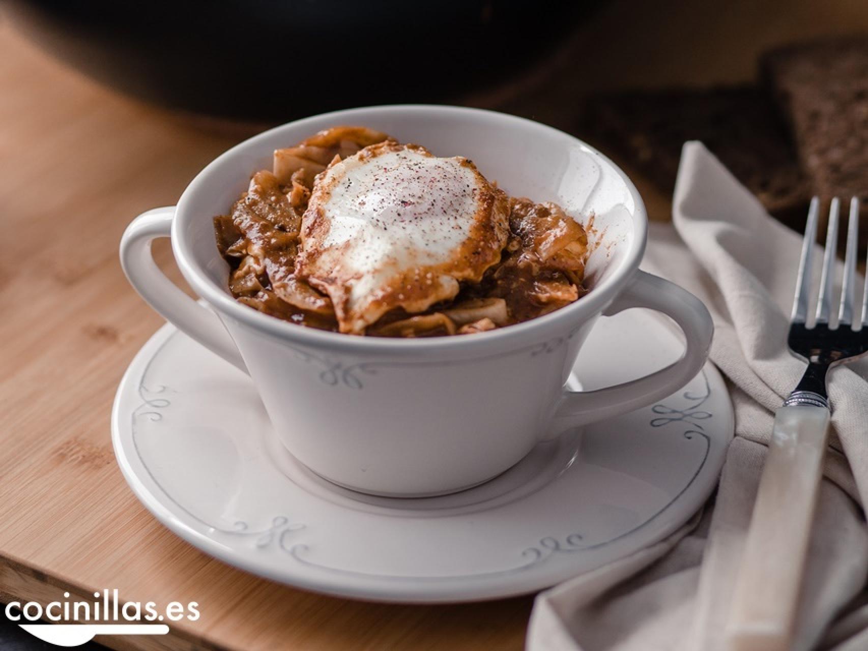 Col guisada con huevo, receta fácil con pocos ingredientes