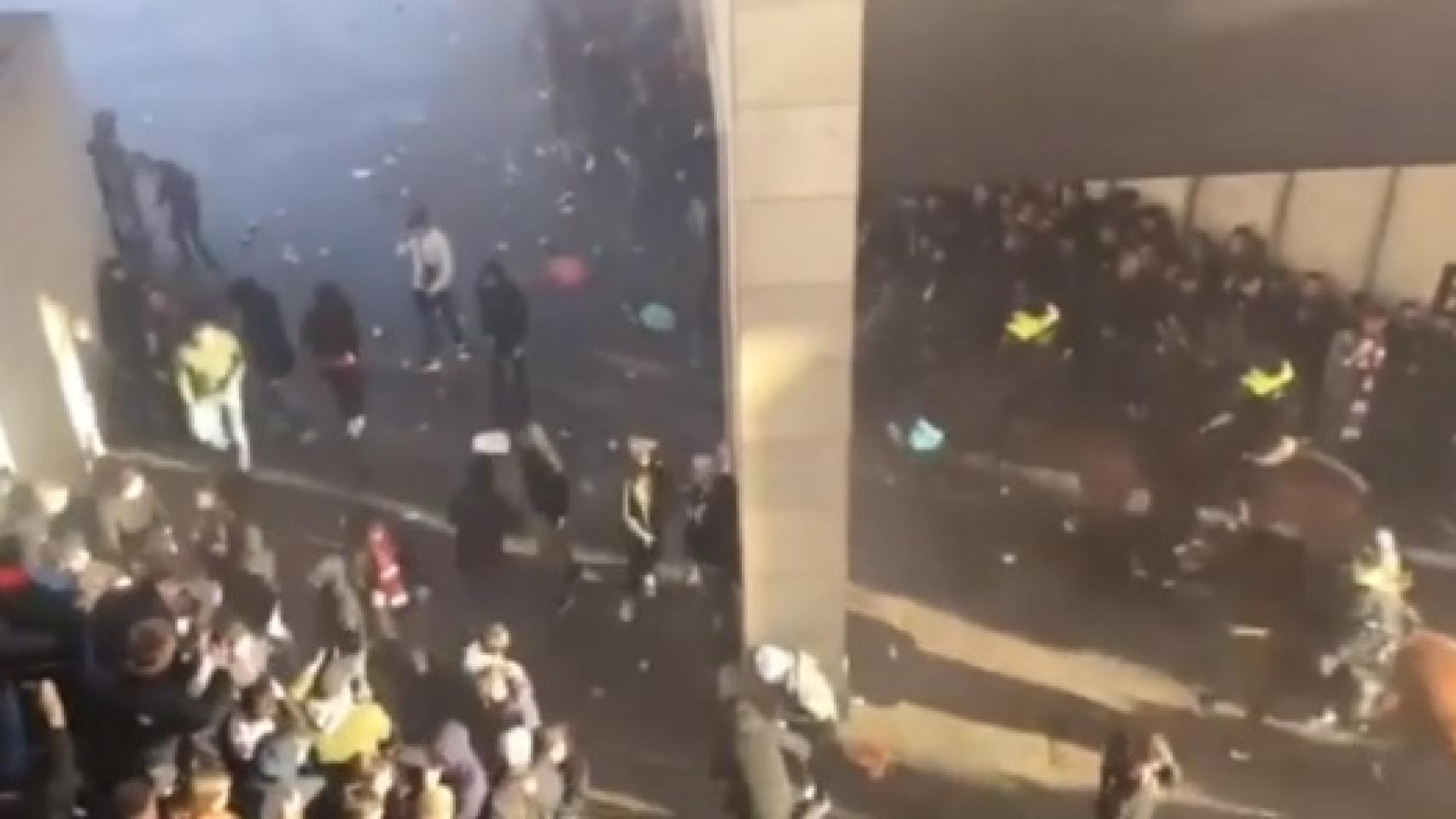 La Policía denuncia a 54 ultras del Ajax armados con machetes y cuchillos