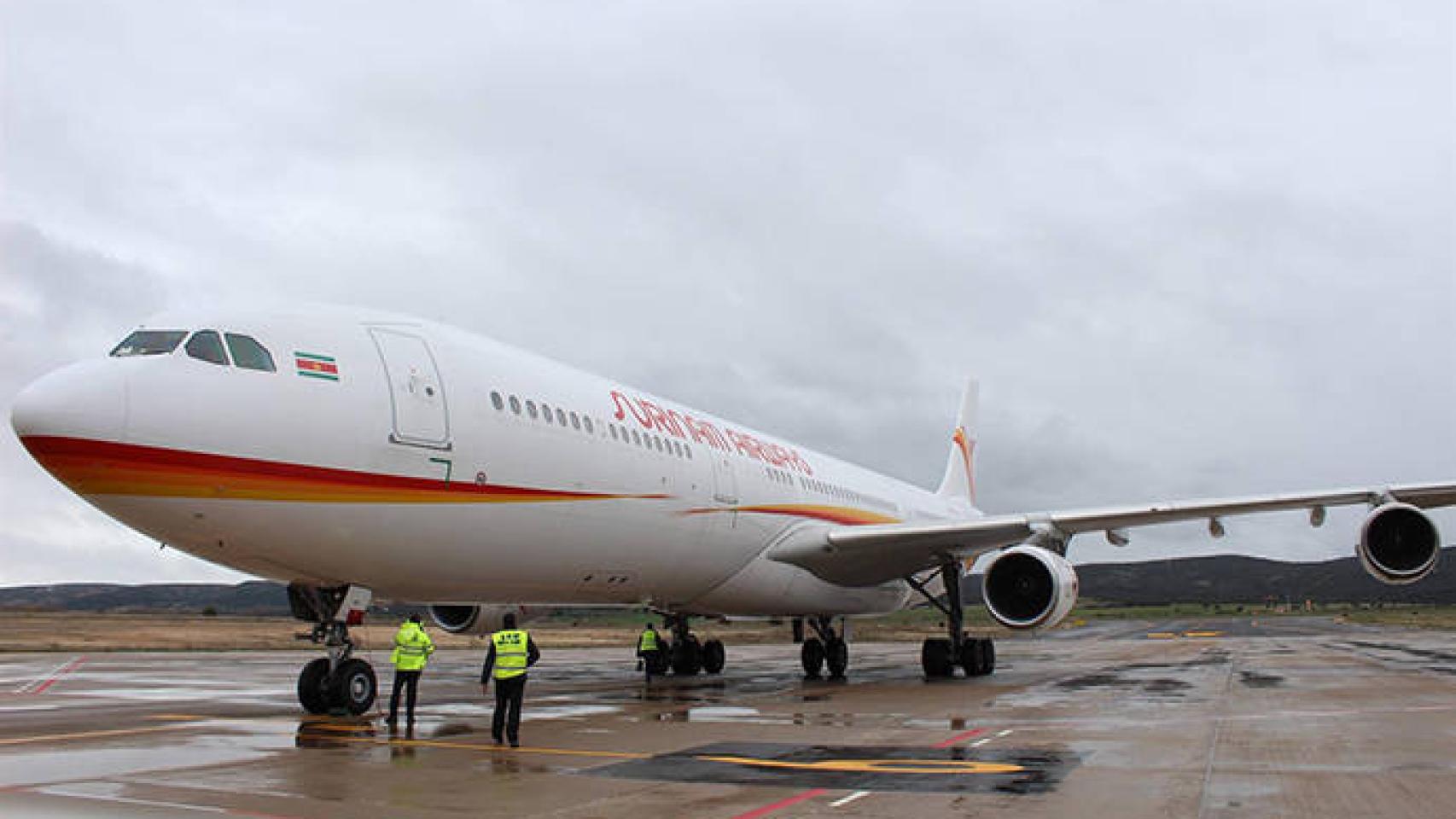 Un imponente avión aterriza en el Aeropuerto de Ciudad Real para no ...