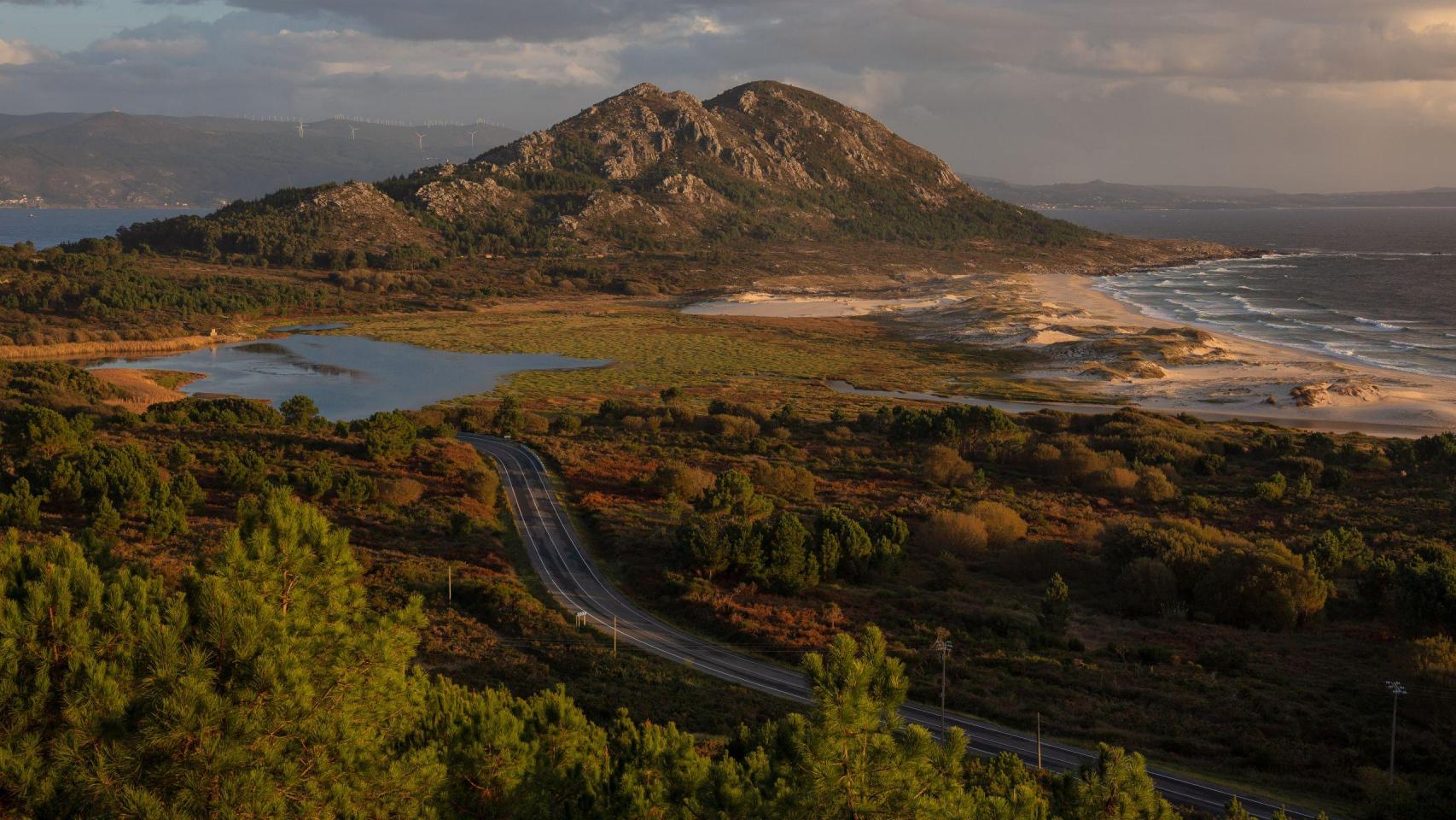 La leyenda de la ciudad sumergida a los pies del Monte Louro en plena ...