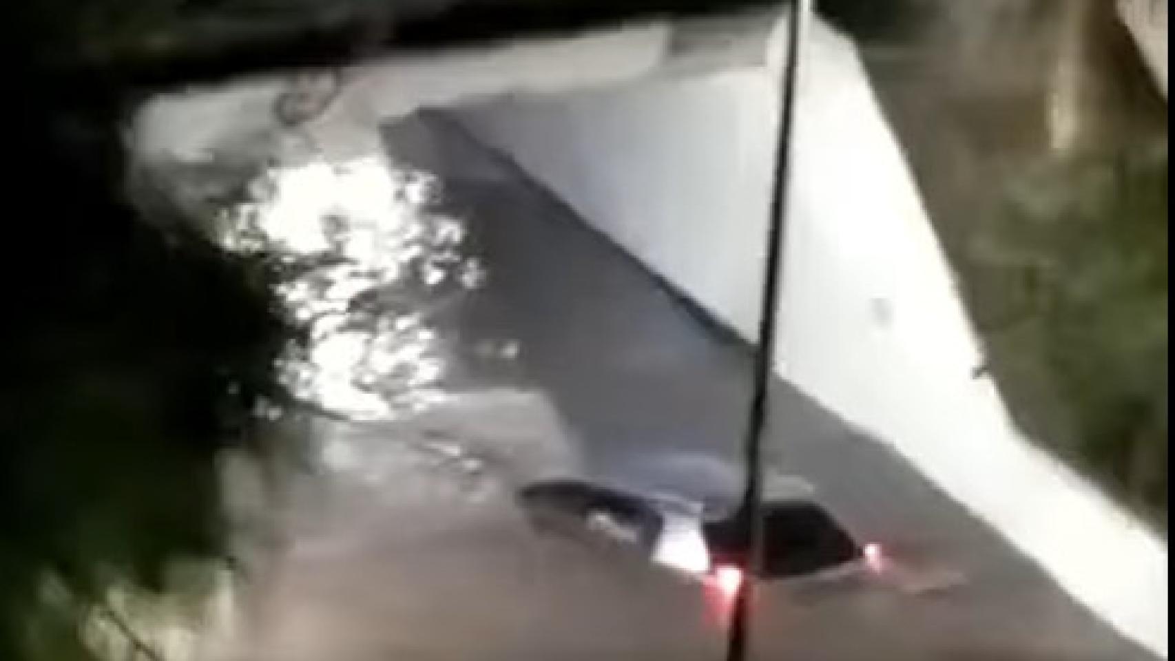 Así se ha tragado el agua un coche sorprendido por la lluvia en Altea o ...