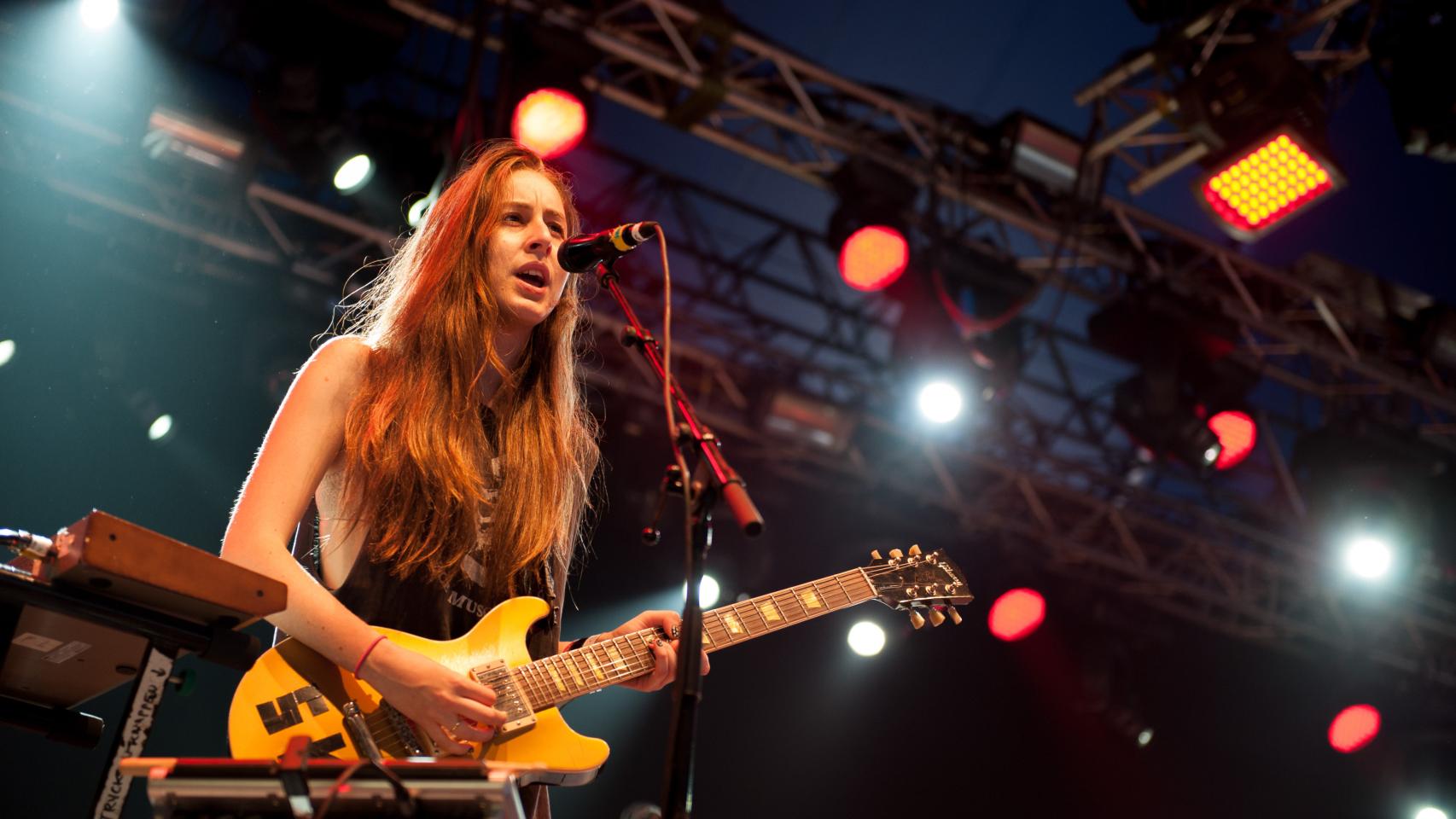Quién es Alana Haim, la estrella de 'Licorice Pizza' que también toca en un grupo