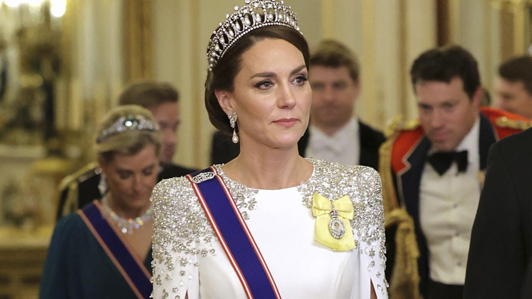 Kate Middleton brilla en su primera cena de gala como princesa de Gales con la tiara favorita de ...