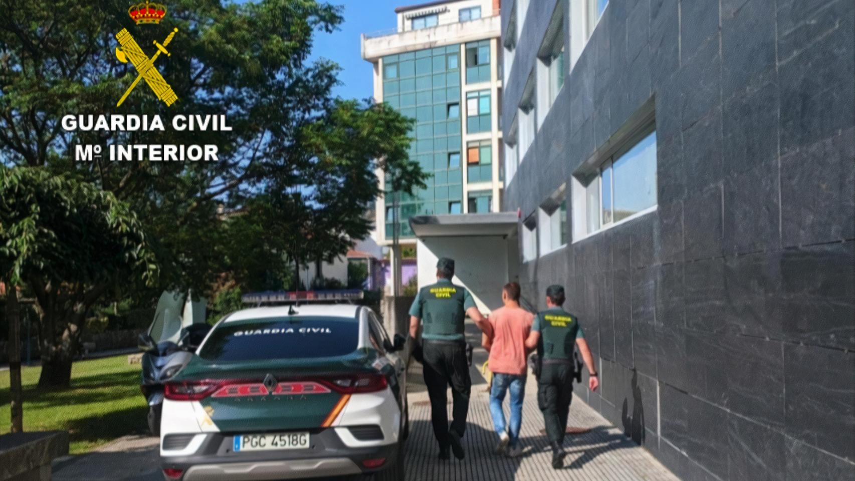 Detienen a un vecino de Cangas (Pontevedra) por atracar un supermercado