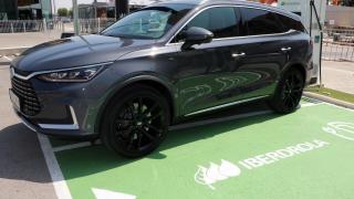 Probamos el BYD Tang: un SUV chino (y eléctrico) con 7 plazas que hace temblar al Kia EV9 y al ...