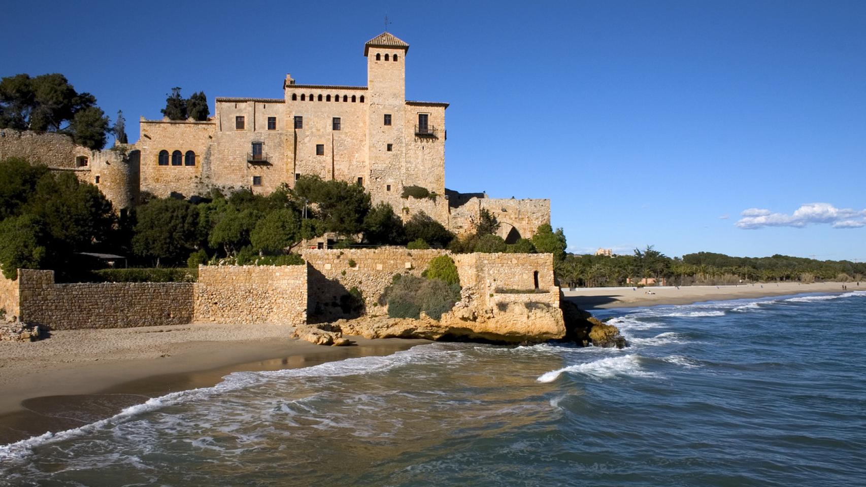 El increíble castillo medieval del siglo XI a orillas del Mediterráneo ...