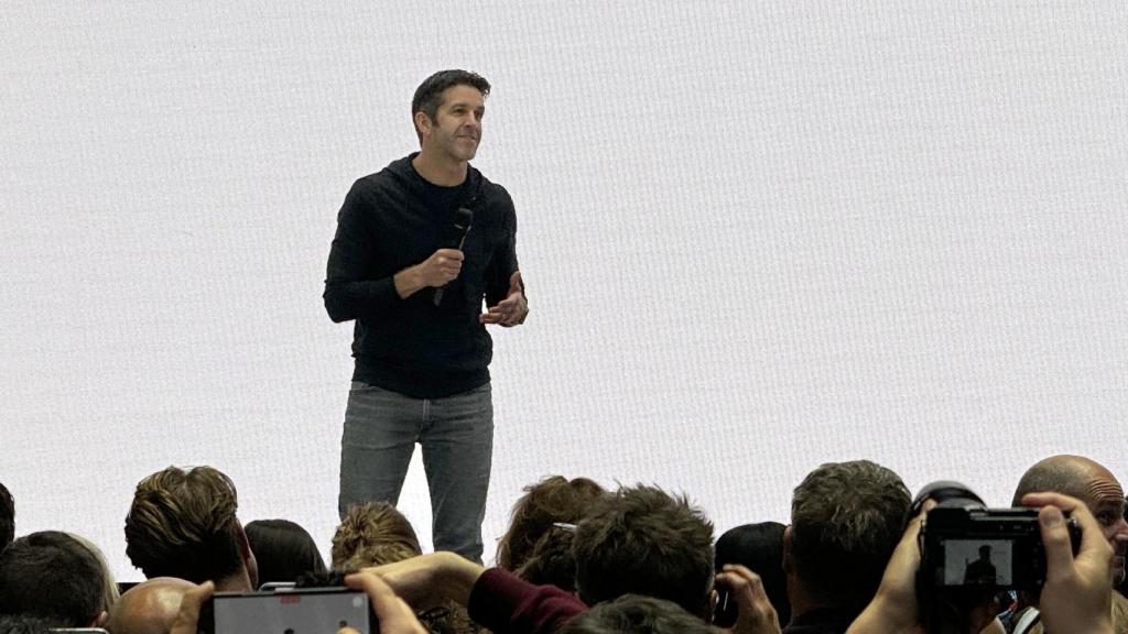 Quién es John Ternus, el jefe de dispositivos que coge fuerza para ...