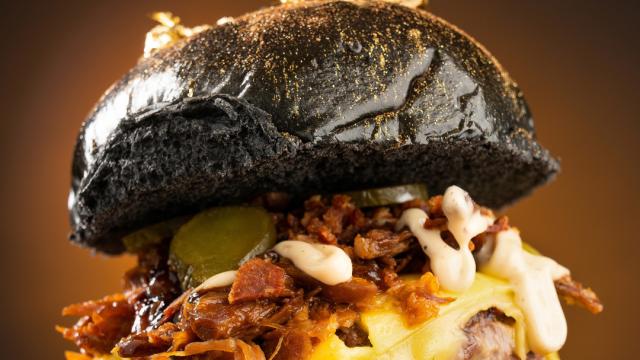 Esta es la burger favorita de los madrileños: de pan negro y oro comestible