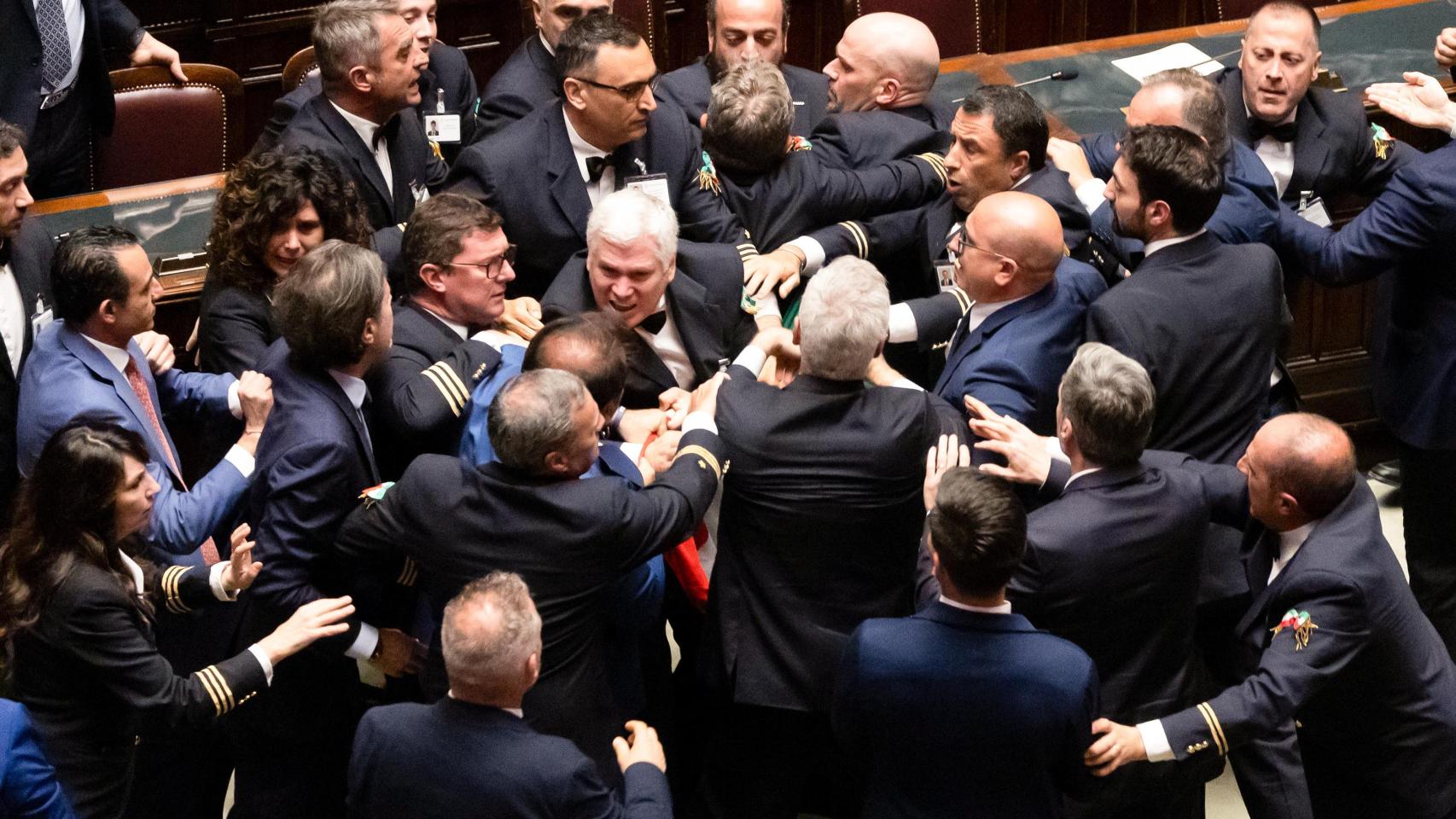 Bochorno en Italia: paliza brutal de los diputados de Meloni y Salvini ...