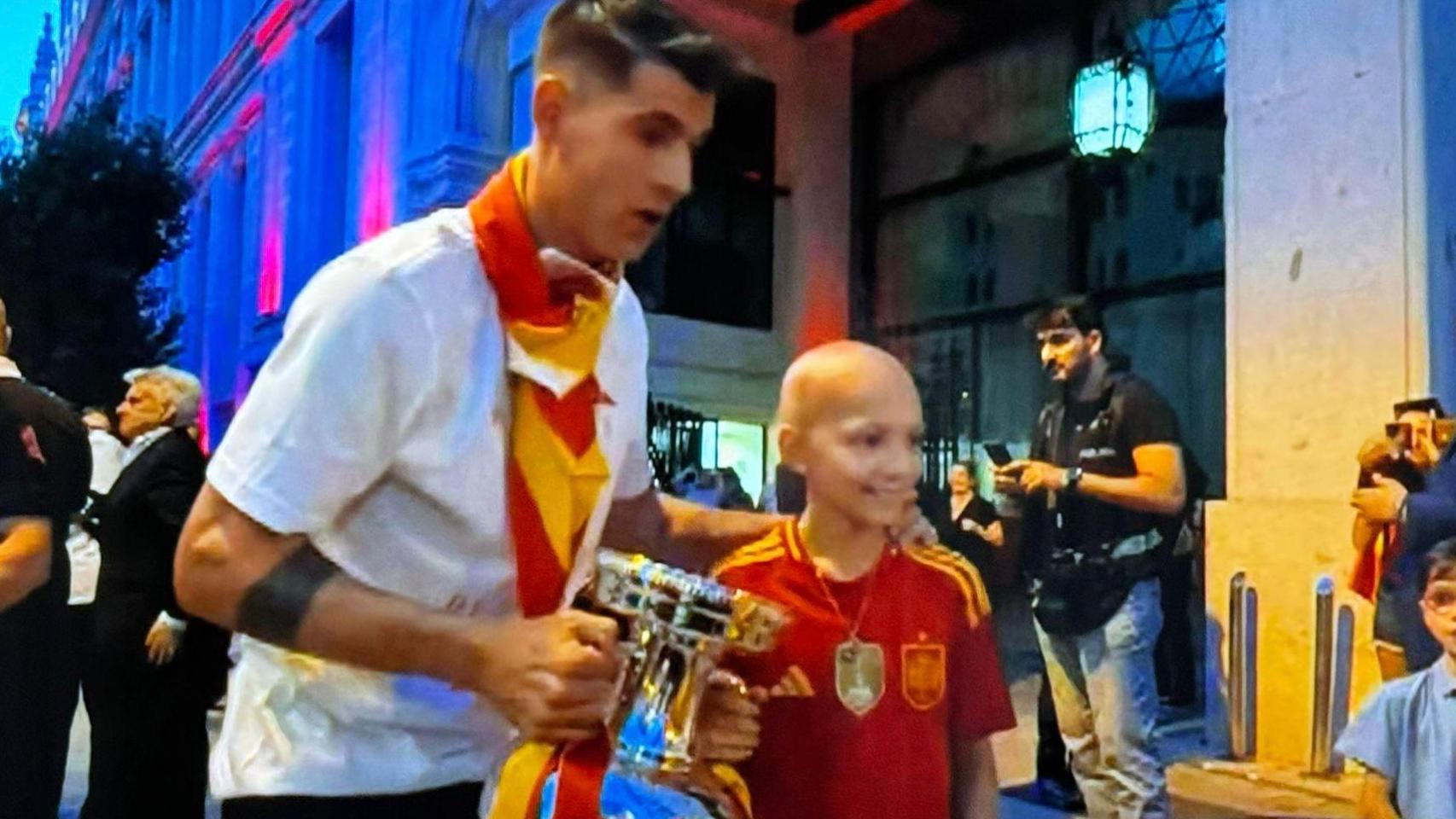 Quién es María, la 'princesa futbolera guerrera', la niña que acompaña ...