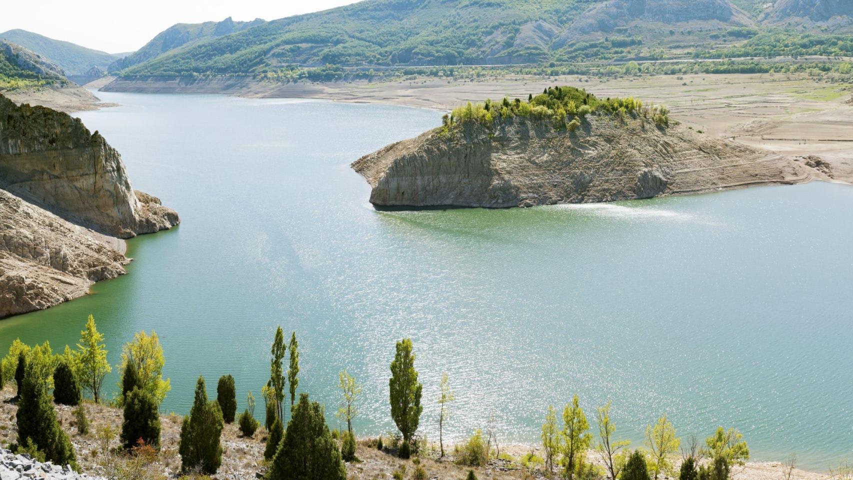 La playa fluvial más espectacular cerca de León: el lago artificial ...