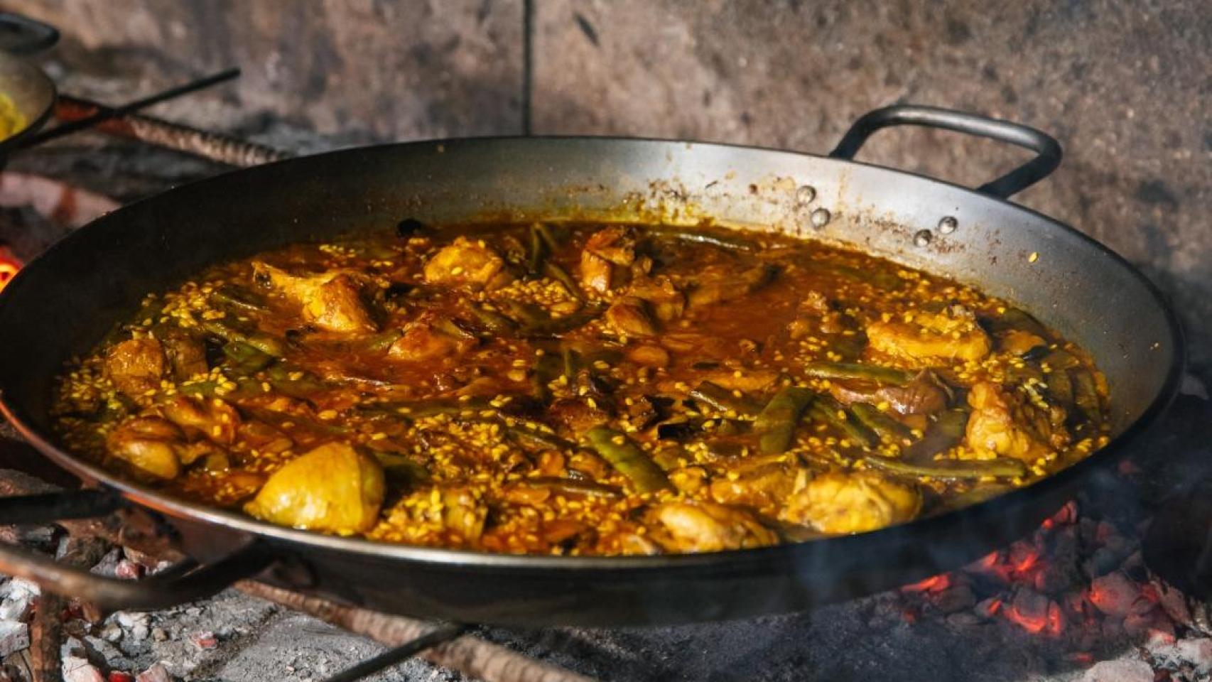 La mejor paella valenciana se sirve en este restaurante: hecha a leña ...