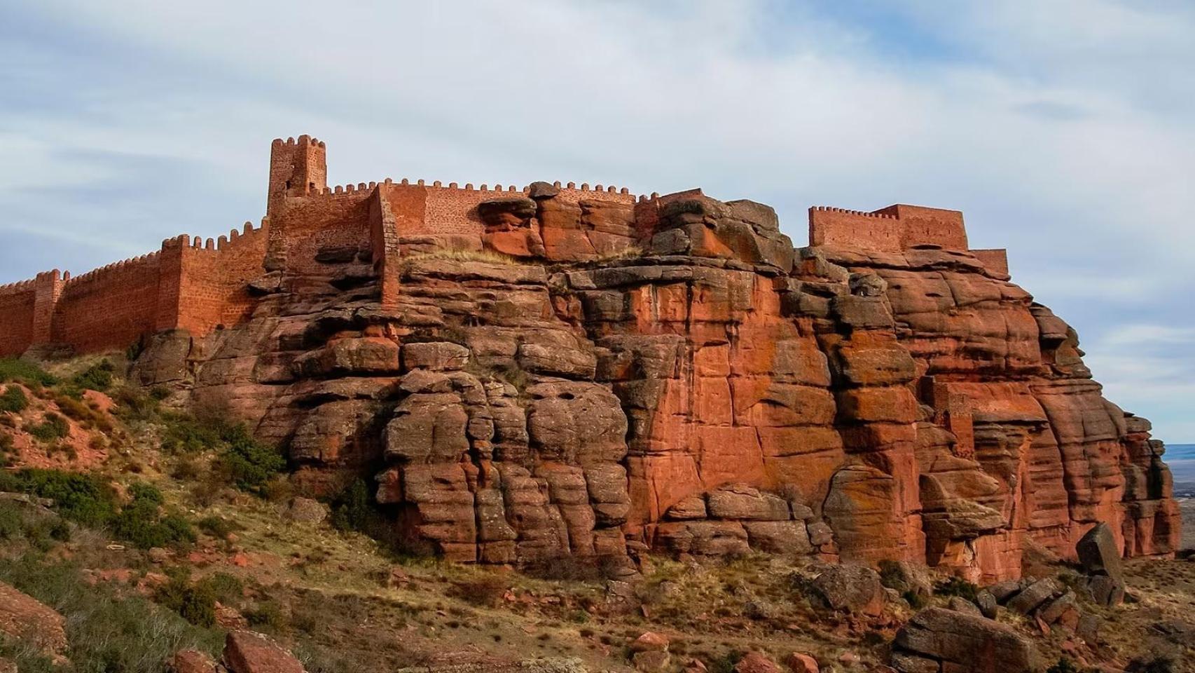Este es el castillo rojo más impresionante de Teruel: es el mejor ...