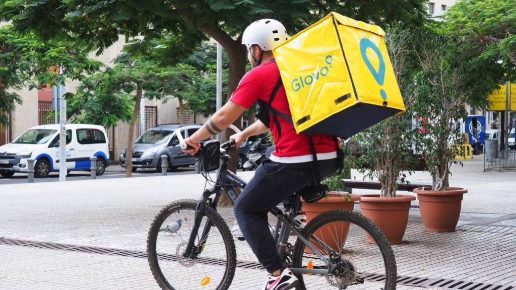 Glovo cede ante la 'Ley Rider' y completa su cambio de modelo: contrata a 14.000 repartidores y ...