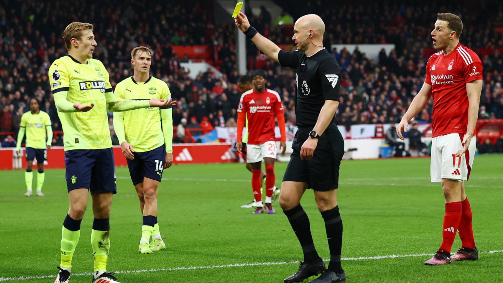 Anthony Taylor, el árbitro que fue descendido de la Premier League y ...
