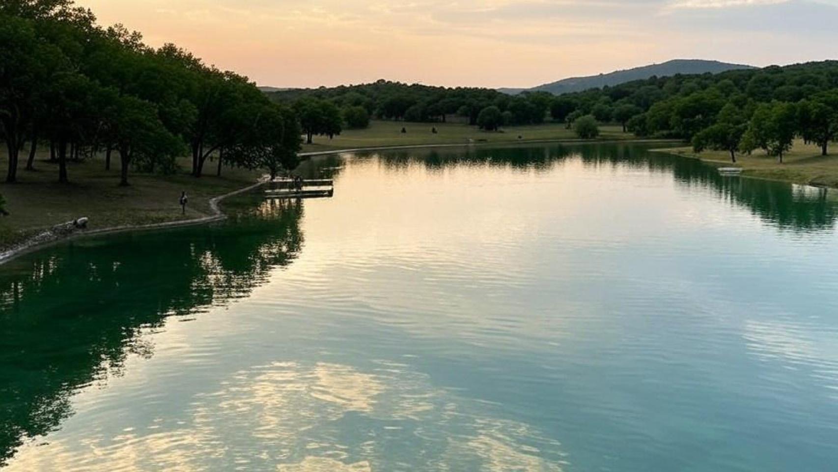 El impresionante lago de Texas con aguas cristalinas que conquista a ...