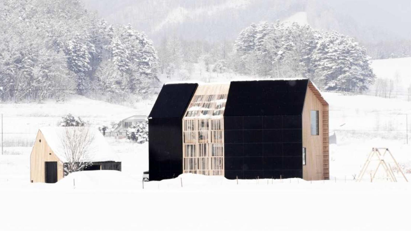 Así es House W, la eficiente casa con 56 placas solares y bomba de ...