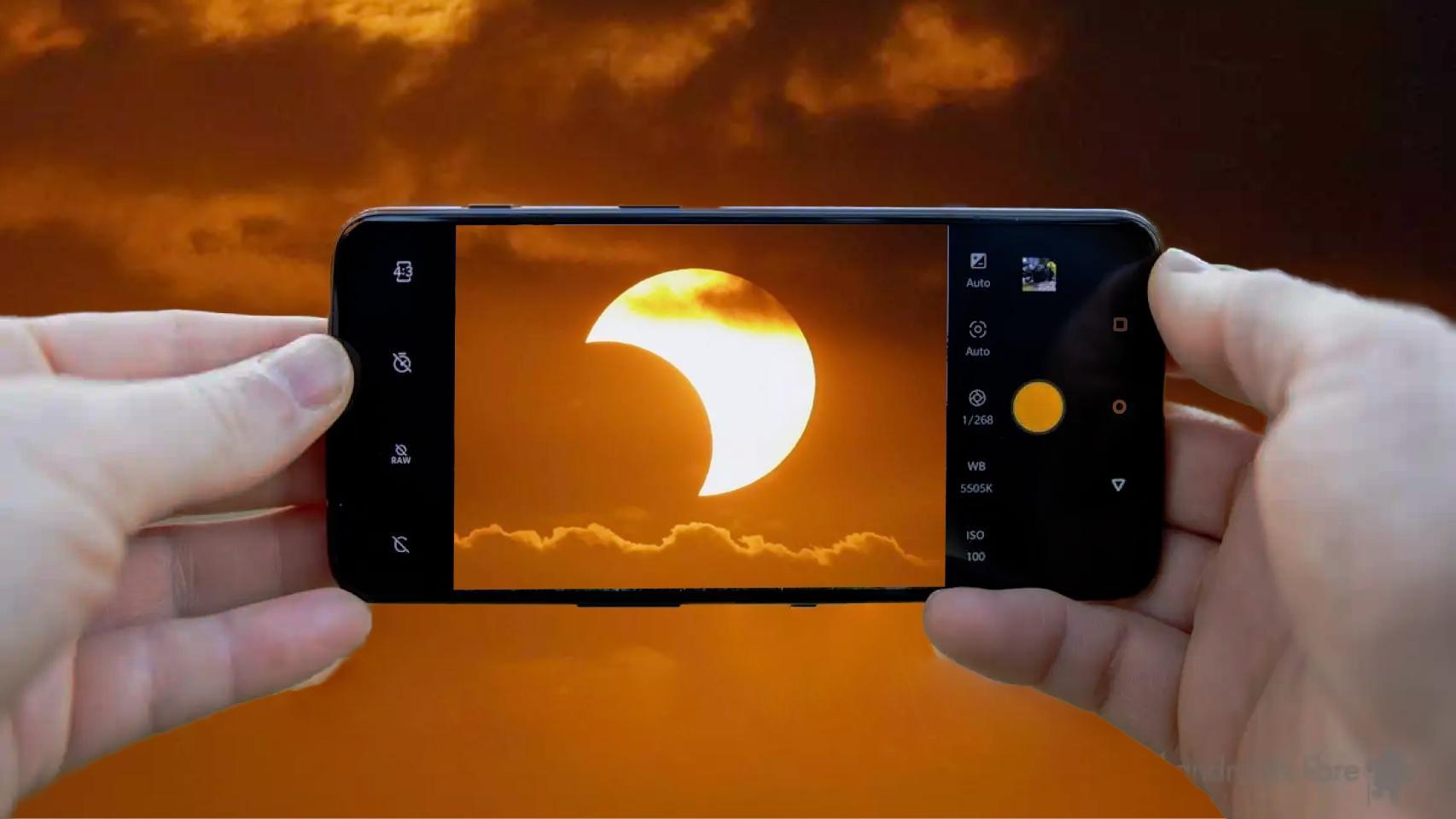 Cómo usar tu móvil para hacer fotos del eclipse solar del sábado en España: protecciones y ...