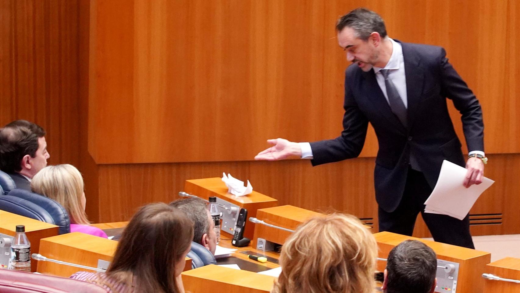 Mañueco sin miramientos: tira al suelo y arruga las condiciones al ...