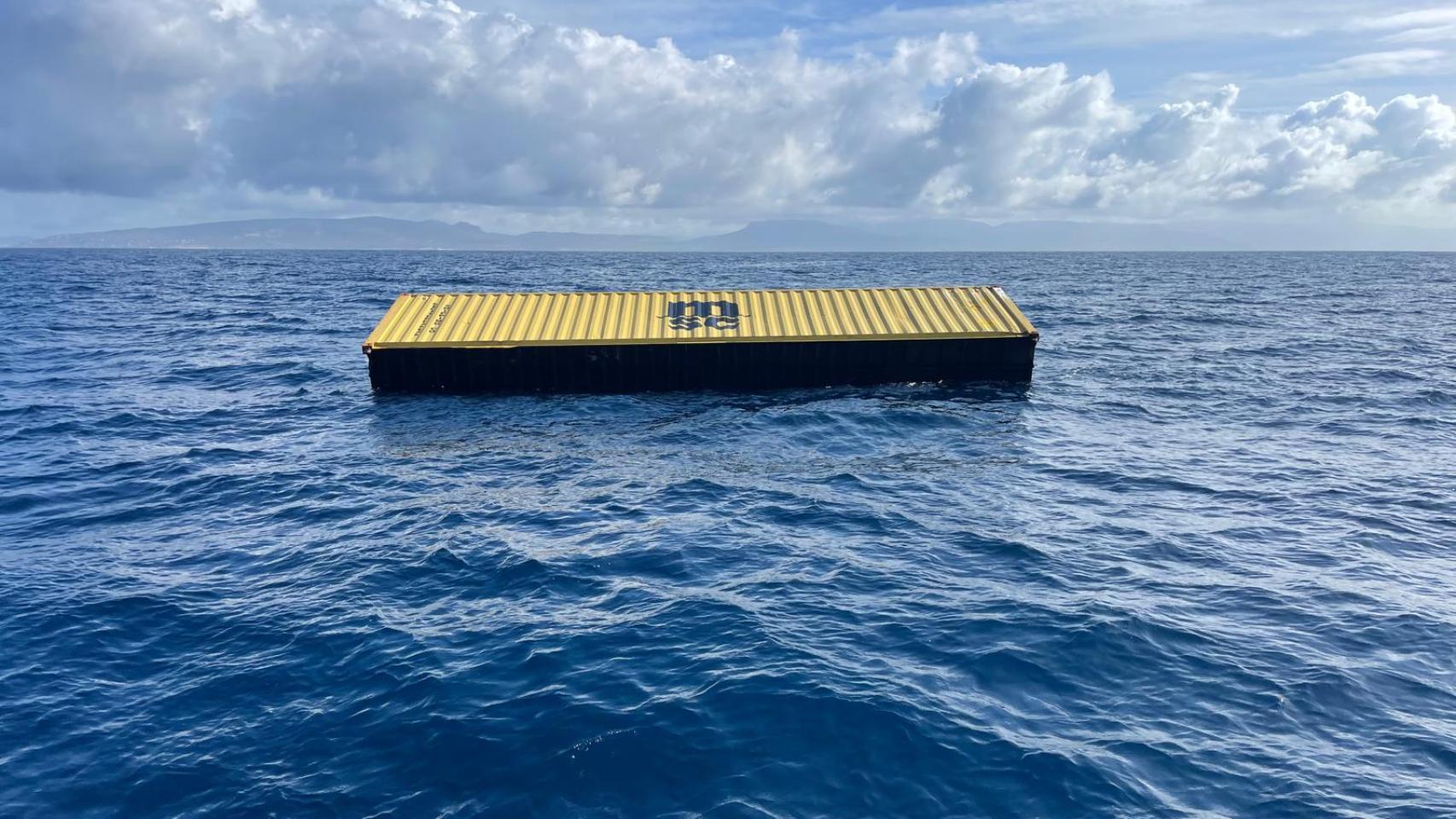 Encuentran en Cádiz parte de la carga del portacontenedores que se ...