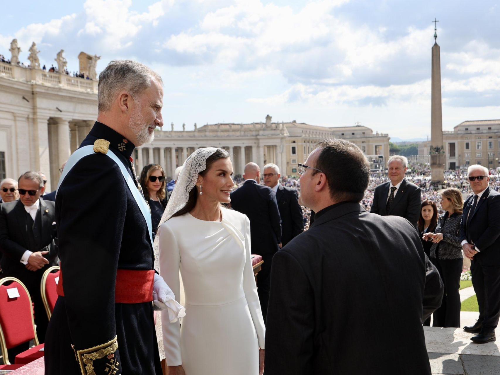 Letizia brilla de blanco, con mantilla y perlas en el inicio del pontificado de León XIV: su ...