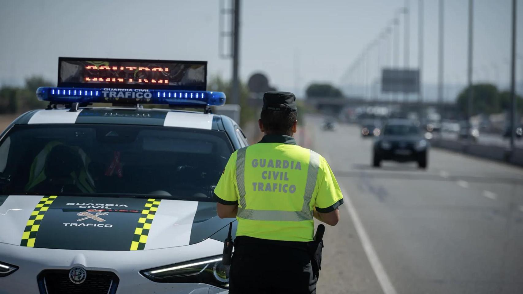 Muere un motorista arrollado por una máquina niveladora en Coín