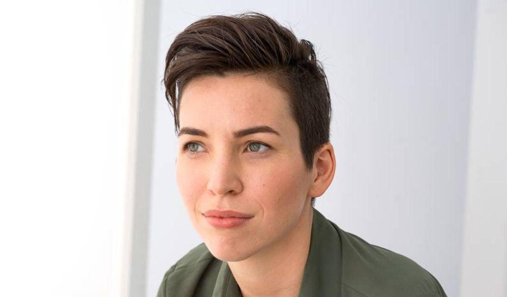 Julia Phillips regresa con 'Oso': una fábula feroz sobre la precariedad ...