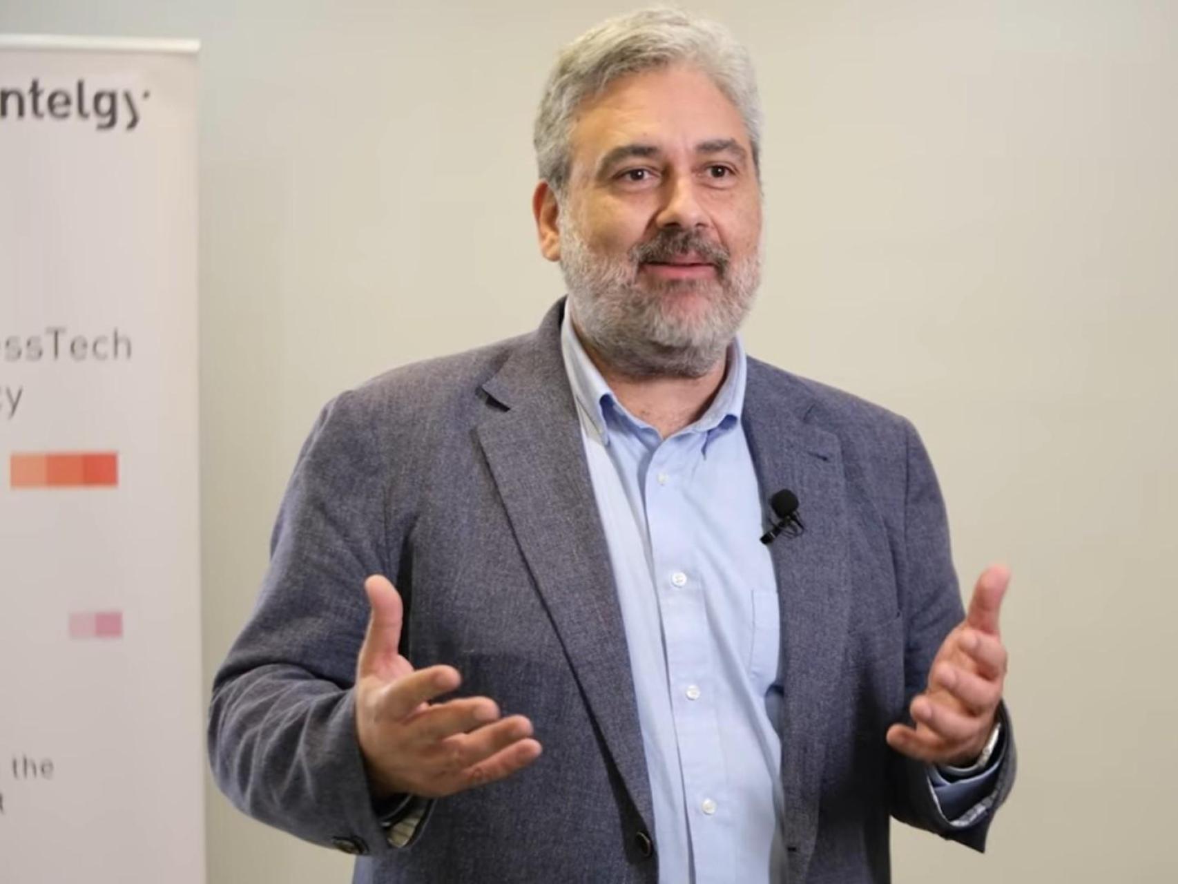 Alfredo Zurdo, experto digital, crítico con la implantación de la IA en España: "Solo 1 de cada ...