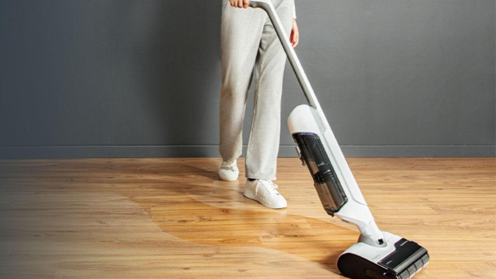 La fregona eléctrica de Rowenta que aspira y friega a la vez (y no ...