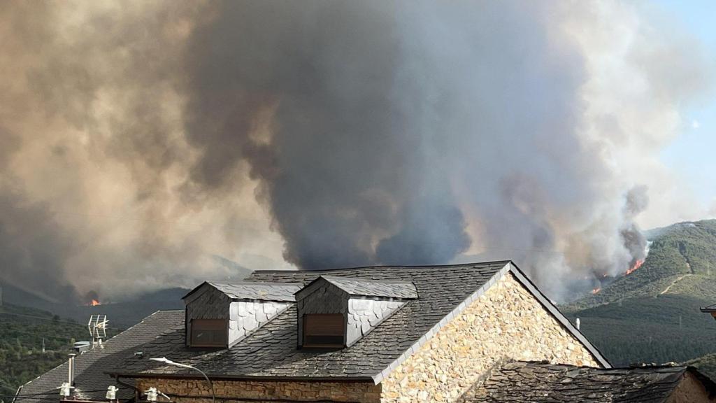 Las Médulas, en llamas por un incendio "sin control": casas quemadas ...