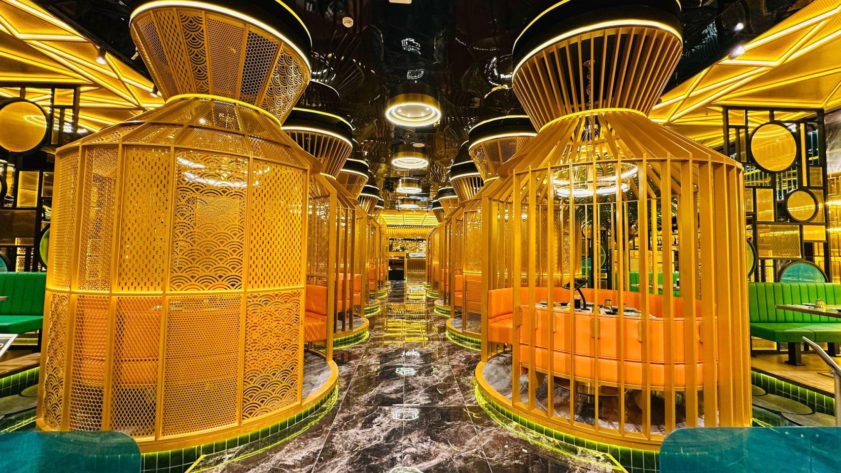 El nuevo buffet libre de sushi de Torrejón en el que comer sobre el agua en jaulas de oro: más ...