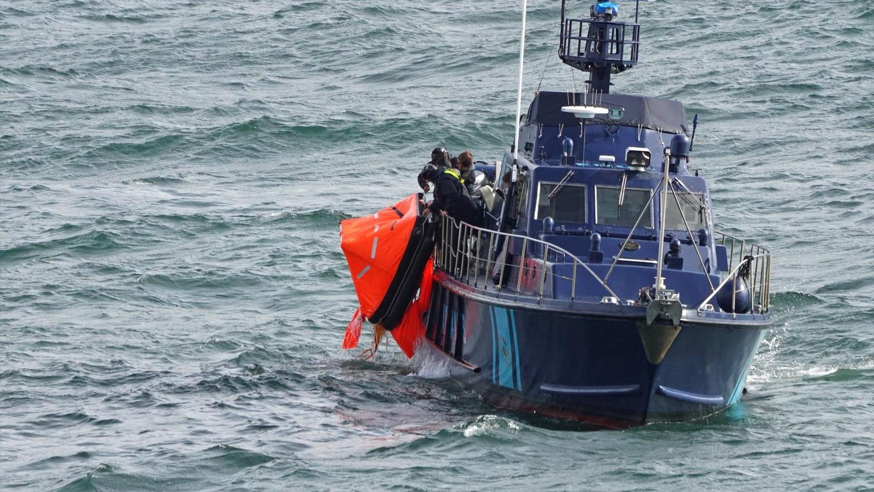 Rescatados tres españoles y desaparecidos cinco mauritanos tras hundirse un pesquero con 26 ...