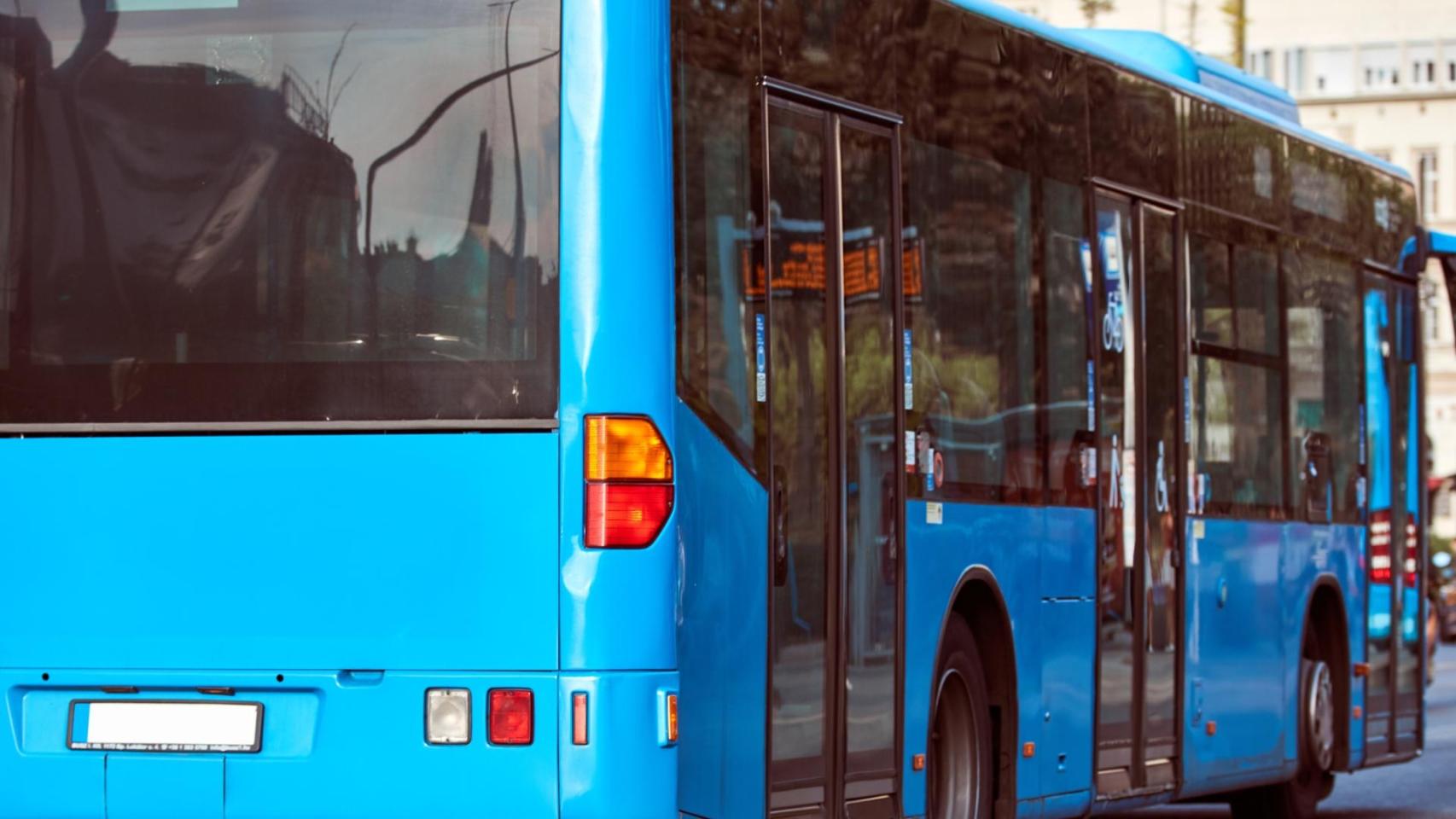 ¿Se puede adelantar a un autobús en parada y con línea continua? La DGT responde a los ...