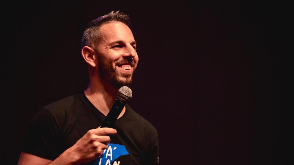 David Cepo lleva su humor a Ferrol con su show "No cruces los brazos"
