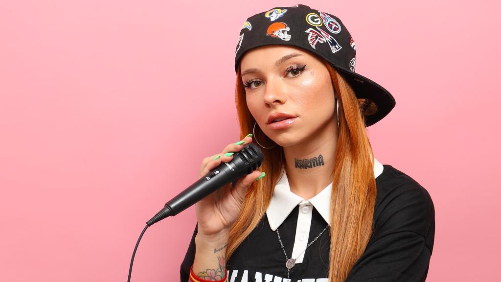 Angie Corine, la rapera de EEUU que chatea con Abascal y canta contra ...