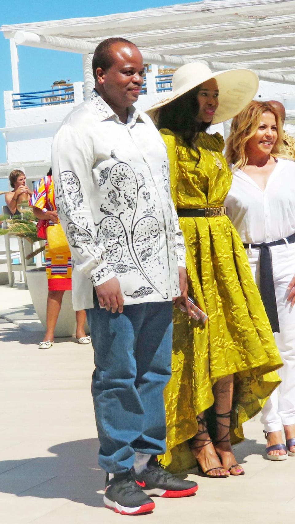 El vídeo del rey Mswati III de Suazilandia llegando a Abu Dabi con 16 ...