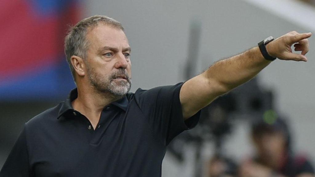 Hansi Flick celebra la victoria del Barça con tres cortes de manga tras ...